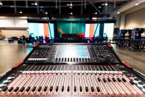 Sonorisation de Salle Polyvalente : Quelles Solutions Pour Un Son Clair Et Puissant ? - M Events